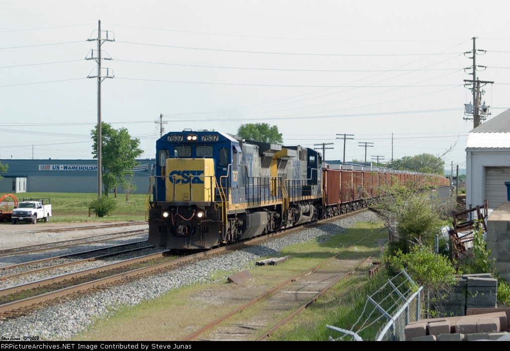 CSX 7637,73 W070 rock train passes Memphis junction southbound